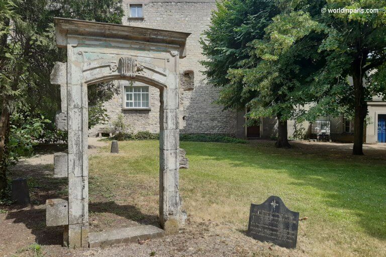 The Thrilling History of the Picpus Cemetery | World In Paris